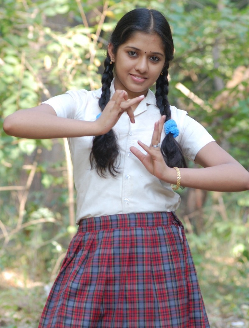 Santhini Photos: Find Latest HD Images, Pictures, Stills & Pics - Filmibeat