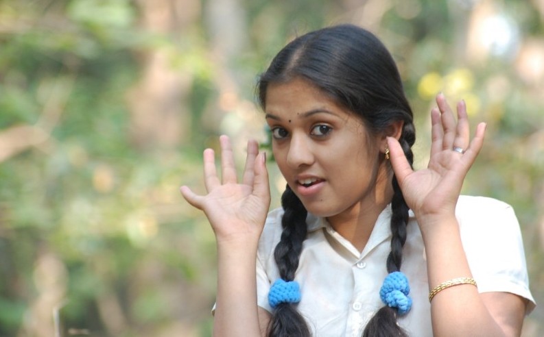 Santhini Photos: Find Latest HD Images, Pictures, Stills & Pics - Filmibeat