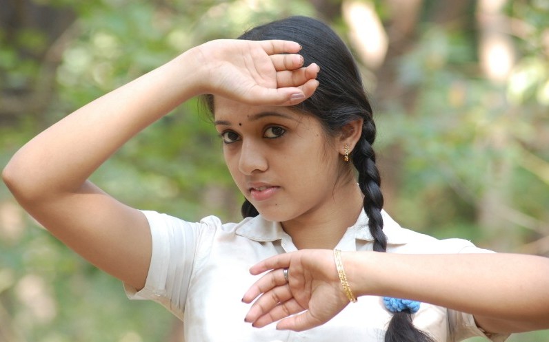 Santhini Photos: Find Latest HD Images, Pictures, Stills & Pics - Filmibeat