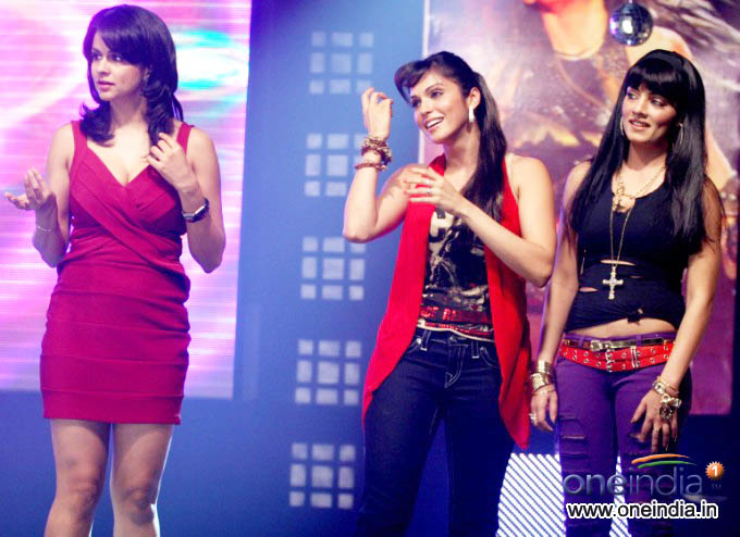 Hello Darling Movie Poster & Photos | Hello Darling Movie Location Pics ...