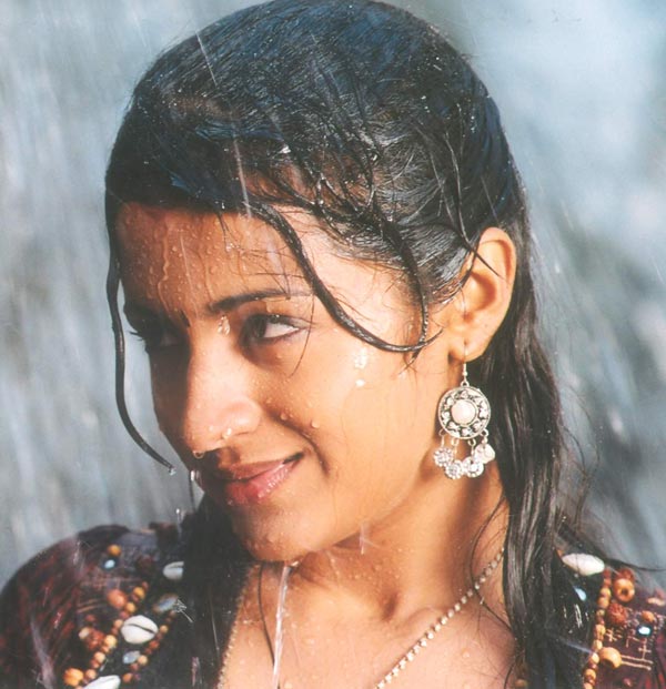 Pournami Movie Poster & Photos | Pournami Movie Location Pics ...