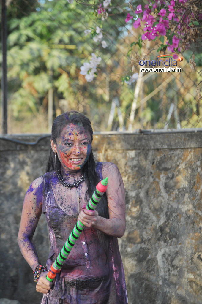Pooja Basu Celebrates Holi - Filmibeat