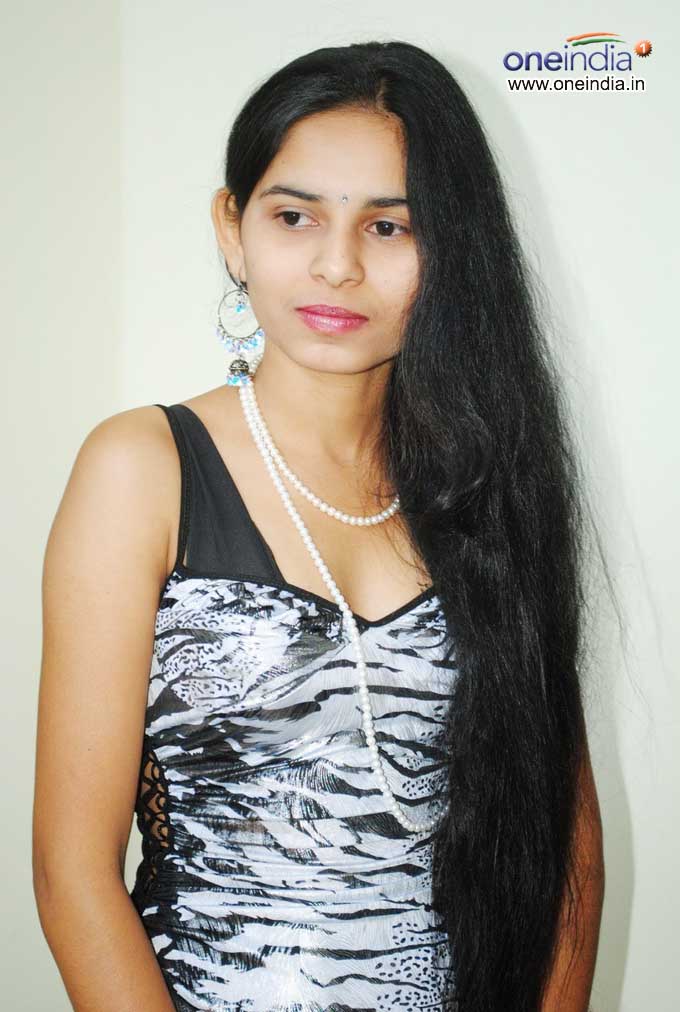 Sameera Photos: Find Latest HD Images, Pictures, Stills & Pics - Filmibeat