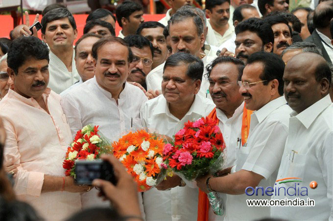 Jagadish Shettar sworn in as Karnataka CM - Filmibeat