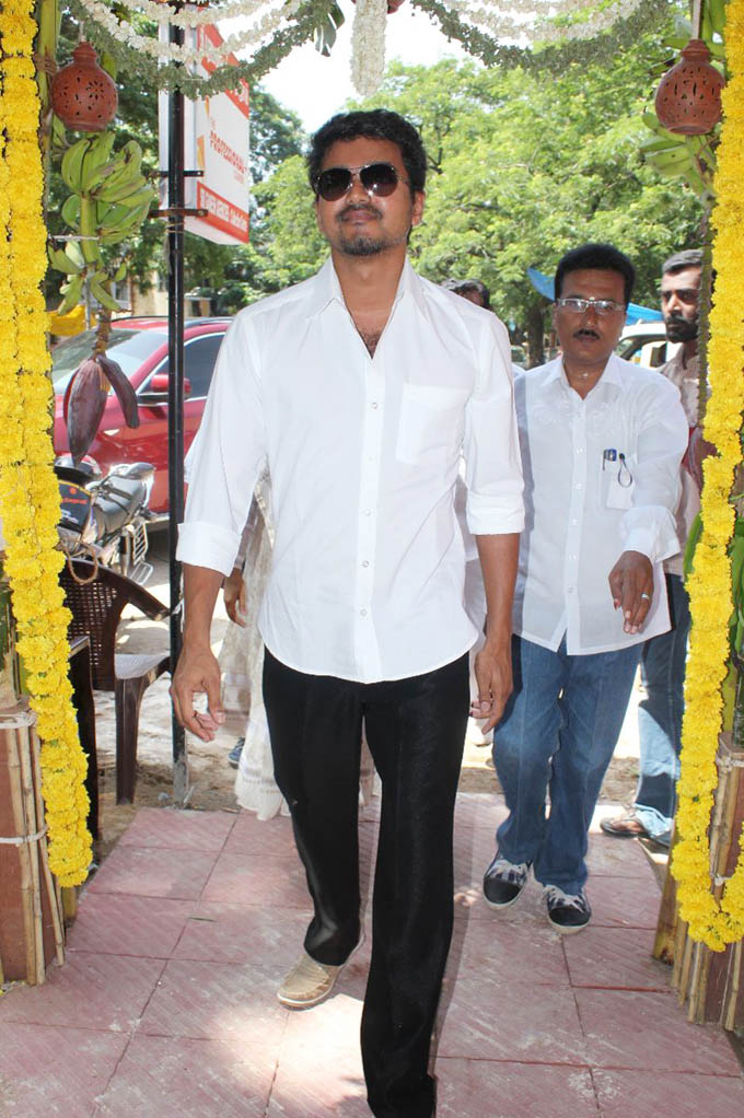 Actor Vijay at Appa Family Restaurant Opening - Filmibeat
