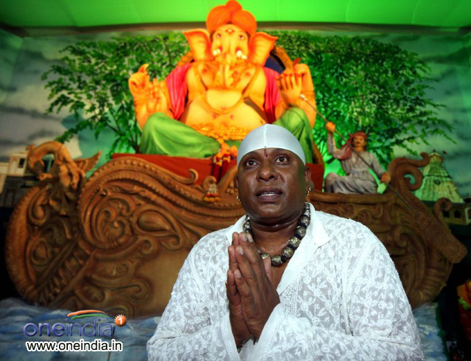 Celebrities Visits Andheri Cha Raja - Filmibeat