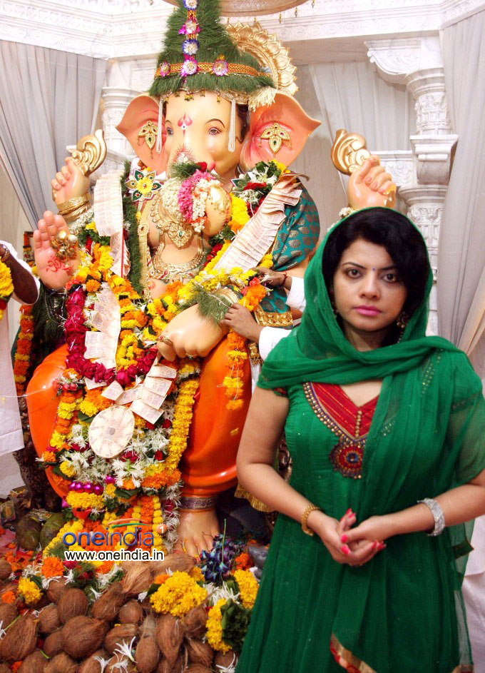 Celebrities Visits Andheri Cha Raja - Filmibeat