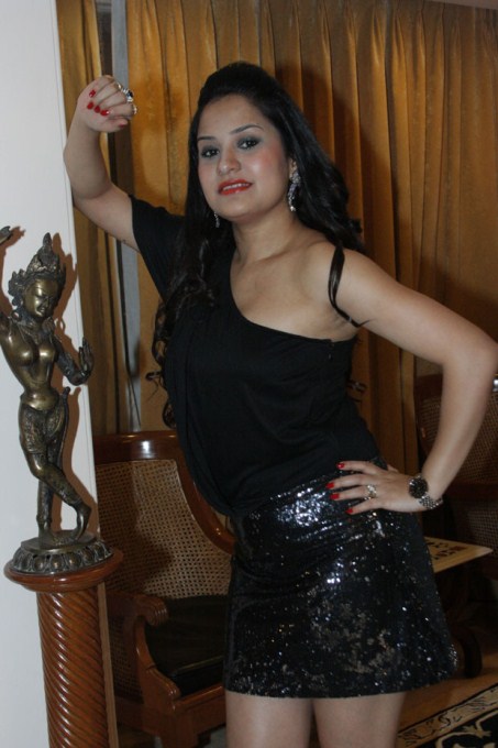 Model Liza Malik's Birthday Party - Filmibeat