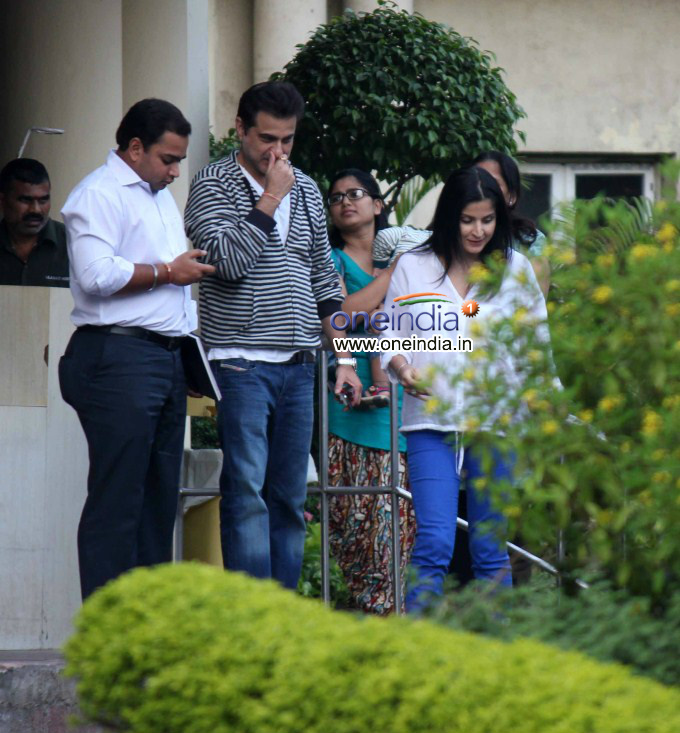 Celebs Visits Pran at Hospital - Filmibeat