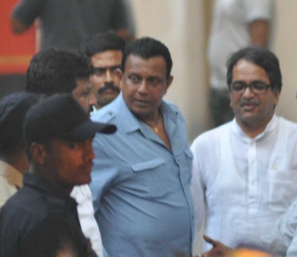 Celebs Visits Bal Thackeray at Matoshree - Filmibeat