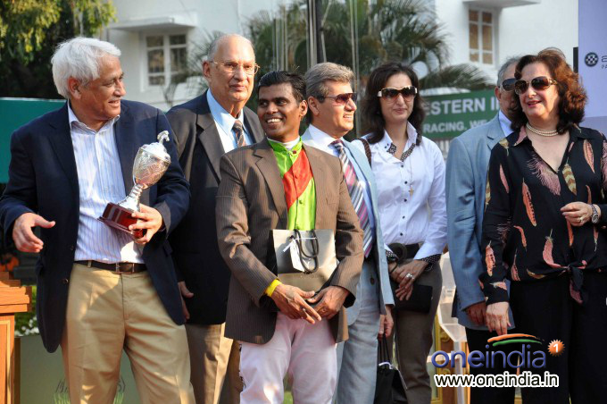 Sonakshi Sinha at Metro Motors Auto Hangar Race - Filmibeat