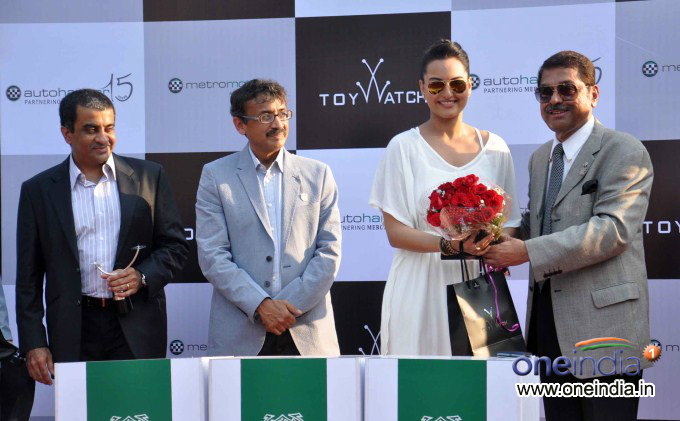 Sonakshi Sinha at Metro Motors Auto Hangar Race - Filmibeat