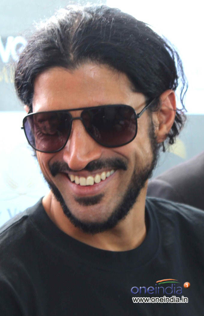 Farhan Akhtar launches skydiving at Aamby Valley - Filmibeat