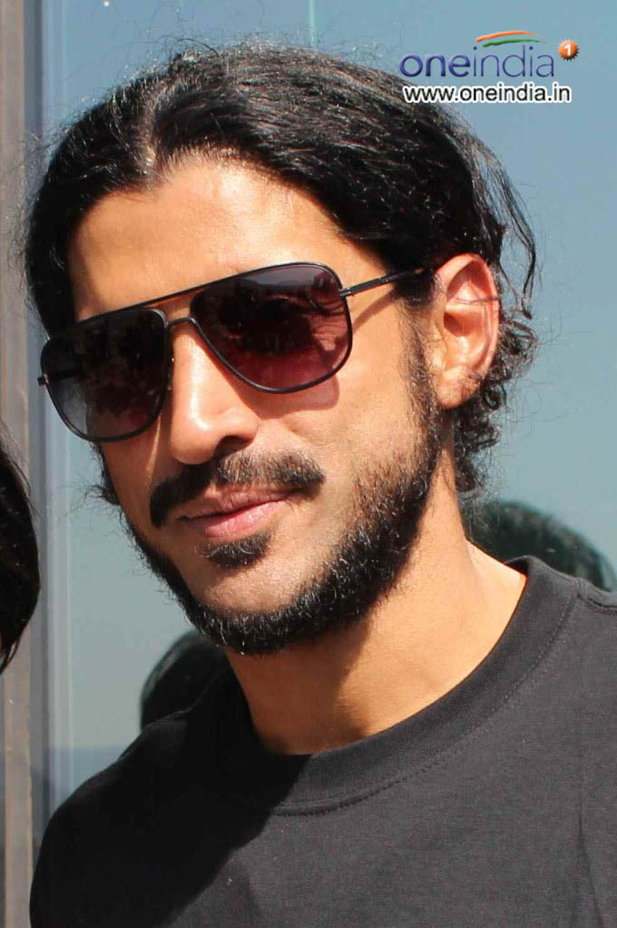 Farhan Akhtar launches skydiving at Aamby Valley - Filmibeat