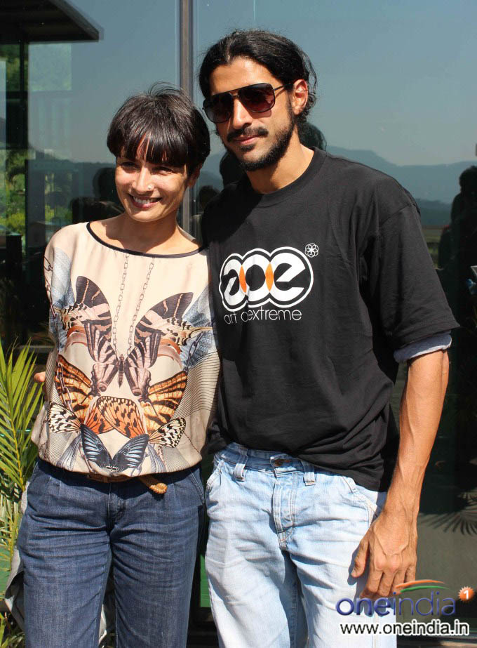 Farhan Akhtar launches skydiving at Aamby Valley - Filmibeat