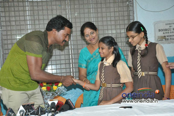 Sunil Birthday at Devnar Blind School - Filmibeat
