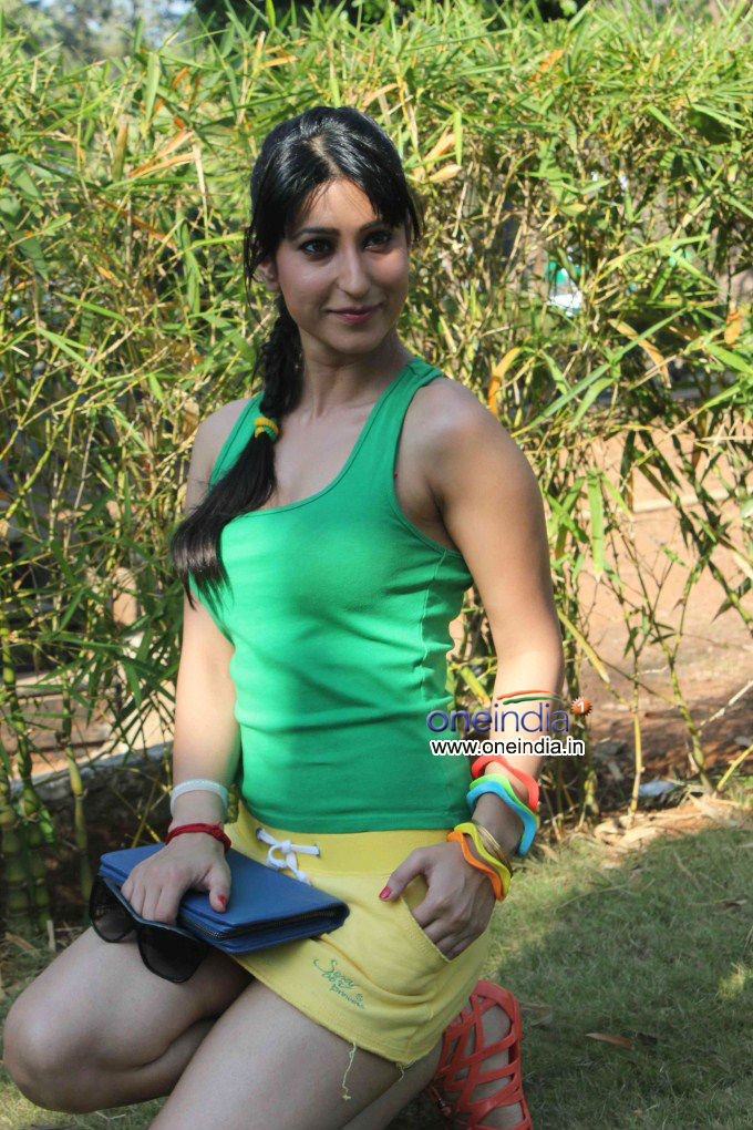 Ammaa Ki Boli Starcast Celebrates Pre Holi 2013 - Filmibeat