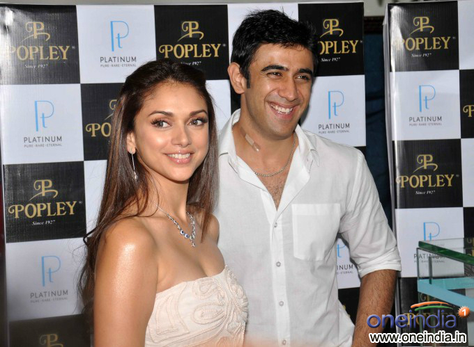 Popley's Platinum Jewellery Collection Unveiled - Filmibeat