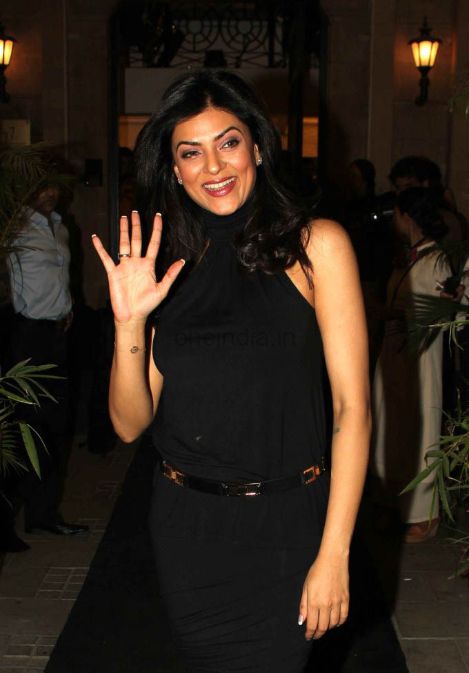 Sushmita Sen launches the Gallery 7 Art Gallery - Filmibeat
