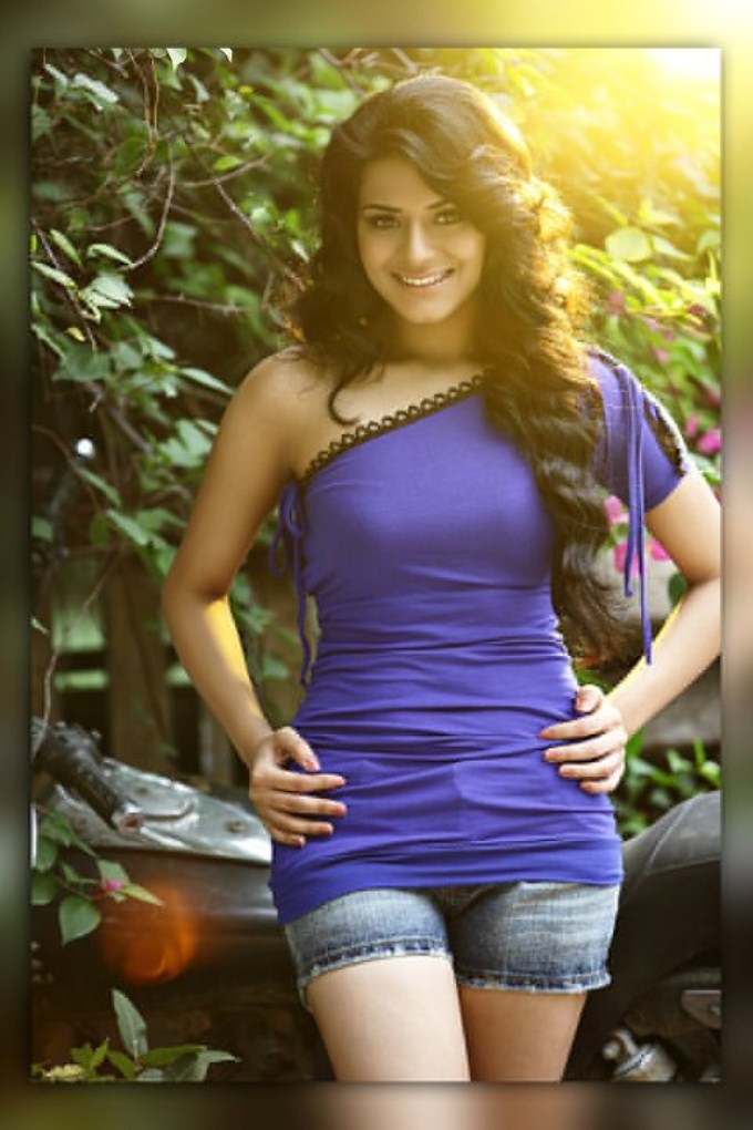 Poonam Photos: Find Latest HD Images, Pictures, Stills & Pics - Filmibeat