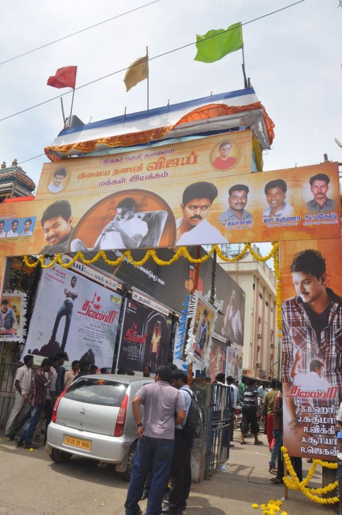 Vijay Fans Celebration at Udhayam For Thalaivaa Screening - Filmibeat