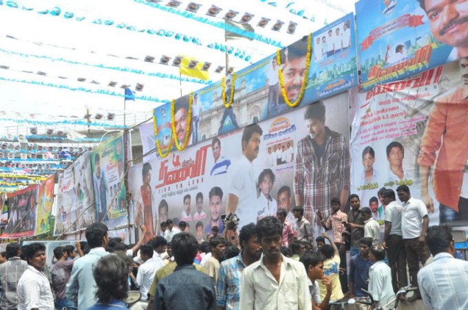 Vijay Fans Celebration at Udhayam For Thalaivaa Screening - Filmibeat