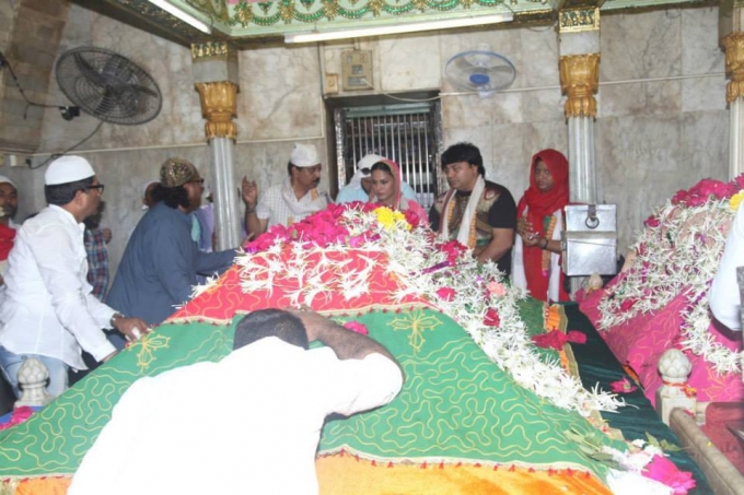 Veena Malik visits Hazrat Makhdum Fakih Ali Mahimi Dargah - Filmibeat