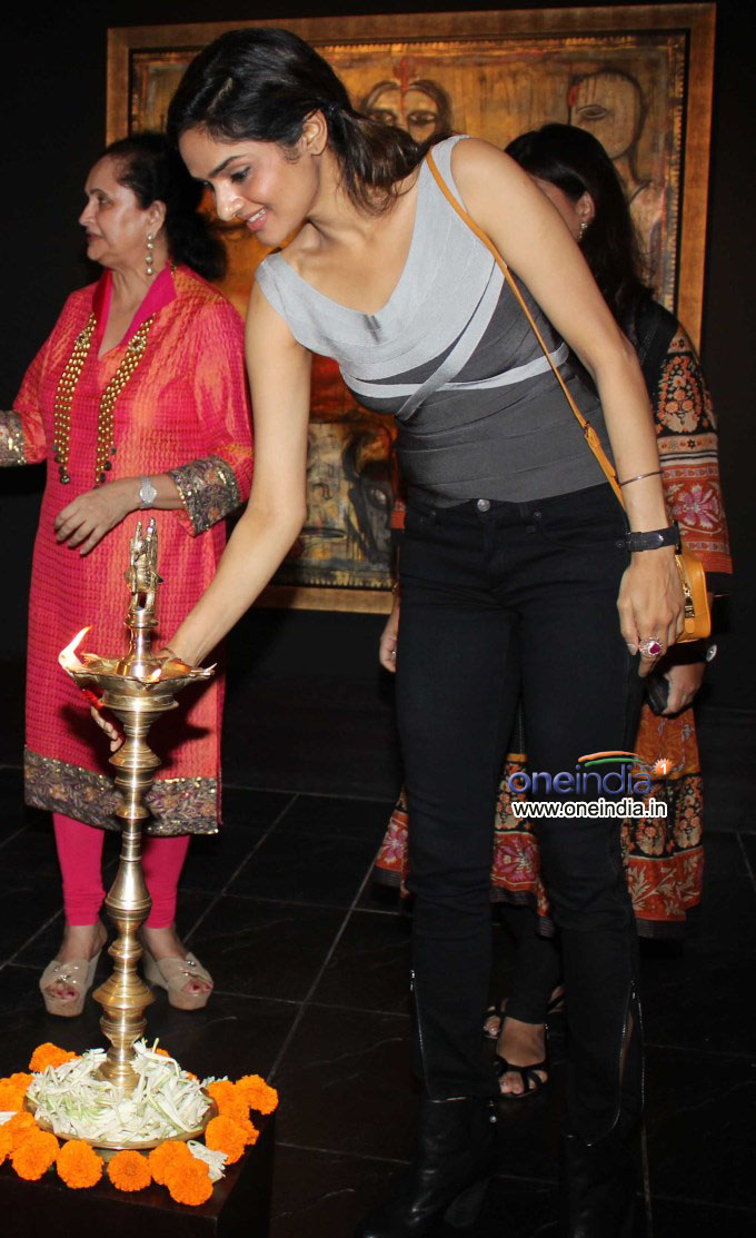 Sridevi at Rini Dhumal and Seema Kohli's Art Showcase - Filmibeat