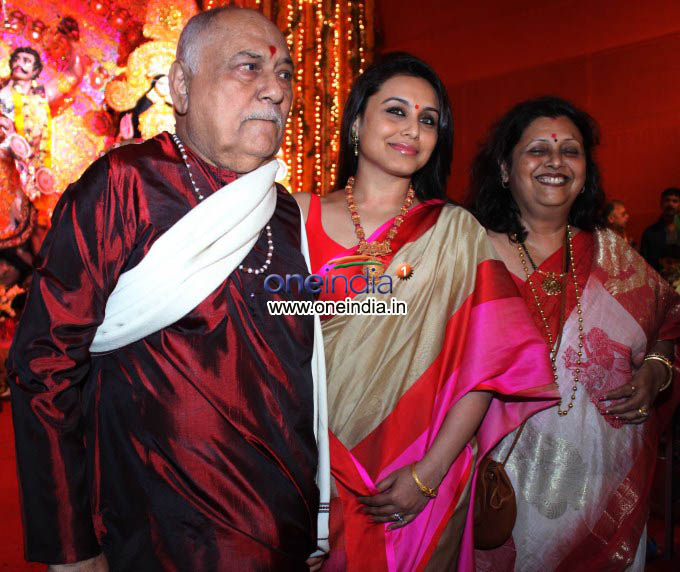 Rani Mukherjee Visit Durga Temple with her Family - Filmibeat