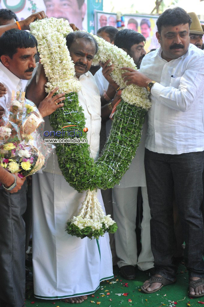 H. D. Kumaraswamy Celebrates his 55th Birthday - Filmibeat