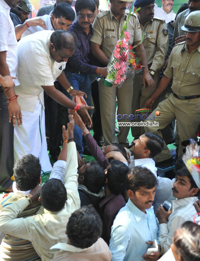 H. D. Kumaraswamy Celebrates his 55th Birthday - Filmibeat
