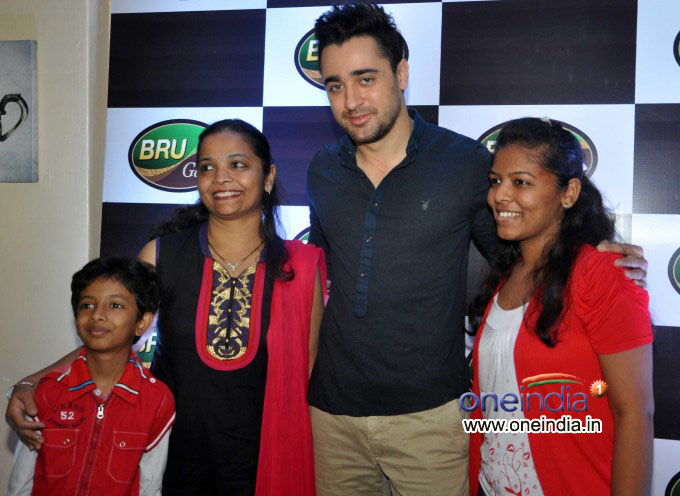 Imran Khan meet the winners of Bru Gold Coffee Bean contest - Filmibeat