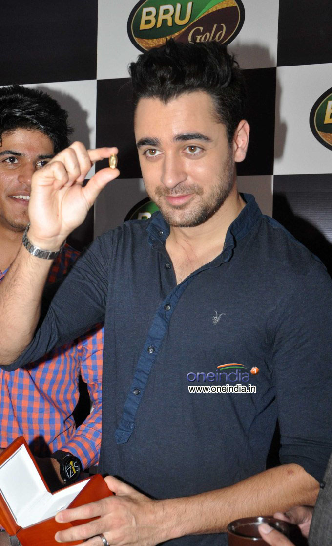 Imran Khan meet the winners of Bru Gold Coffee Bean contest - Filmibeat