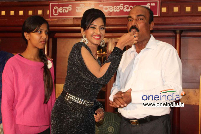 Neha Patil Birthday Bash - Filmibeat