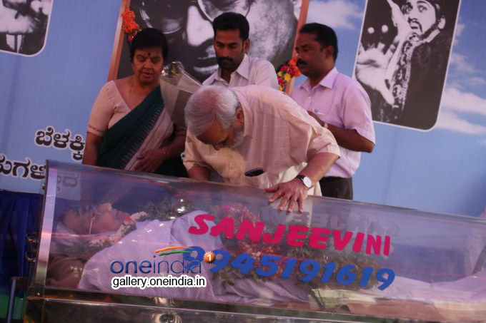 C.R. Simha Tribute at Ravindra Kalakshetra - Filmibeat