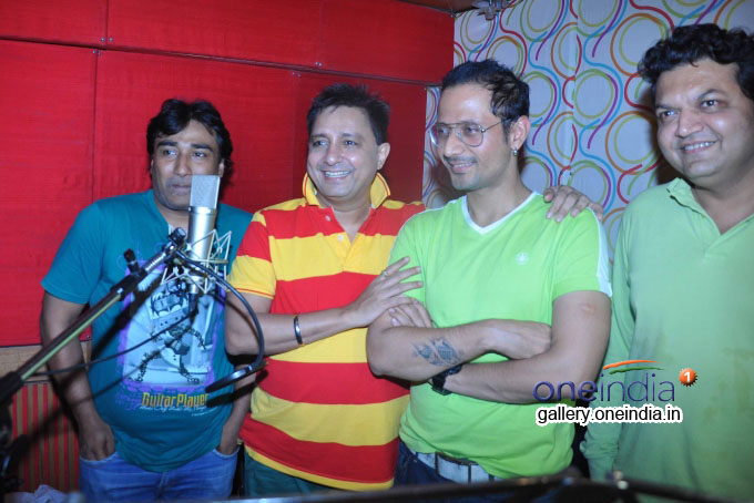 Sukhwinder Singh at Song recording of Rab Mujhe Pyaar Ho Gaya - Filmibeat