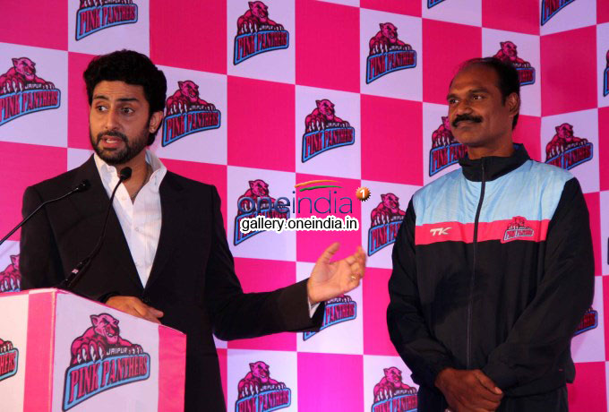 Abhishek Bachchan Introduces Jaipur Pink Panthers Kabaddi Team Players ...