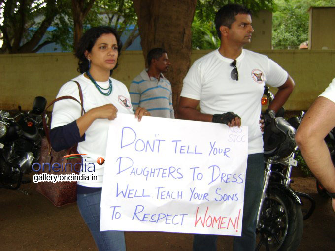 Protest by Parents Against Child Abuse in VIBGYOR School - Filmibeat
