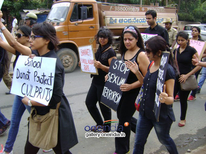 Protest by Parents Against Child Abuse in VIBGYOR School - Filmibeat