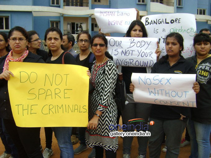 Protest by Parents Against Child Abuse in VIBGYOR School - Filmibeat