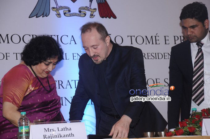 Mrs. Latha Rajinikanth Press Meet - Filmibeat