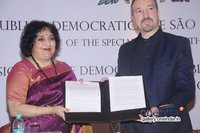 Mrs. Latha Rajinikanth Press Meet - Filmibeat