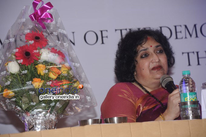 Mrs. Latha Rajinikanth Press Meet - Filmibeat