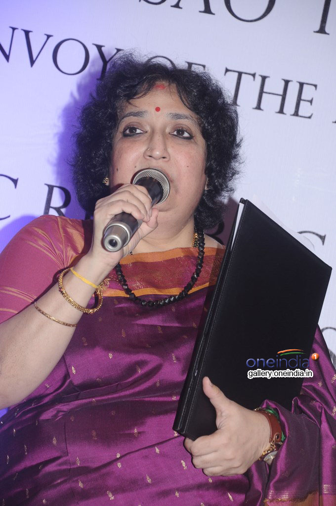 Mrs. Latha Rajinikanth Press Meet - Filmibeat