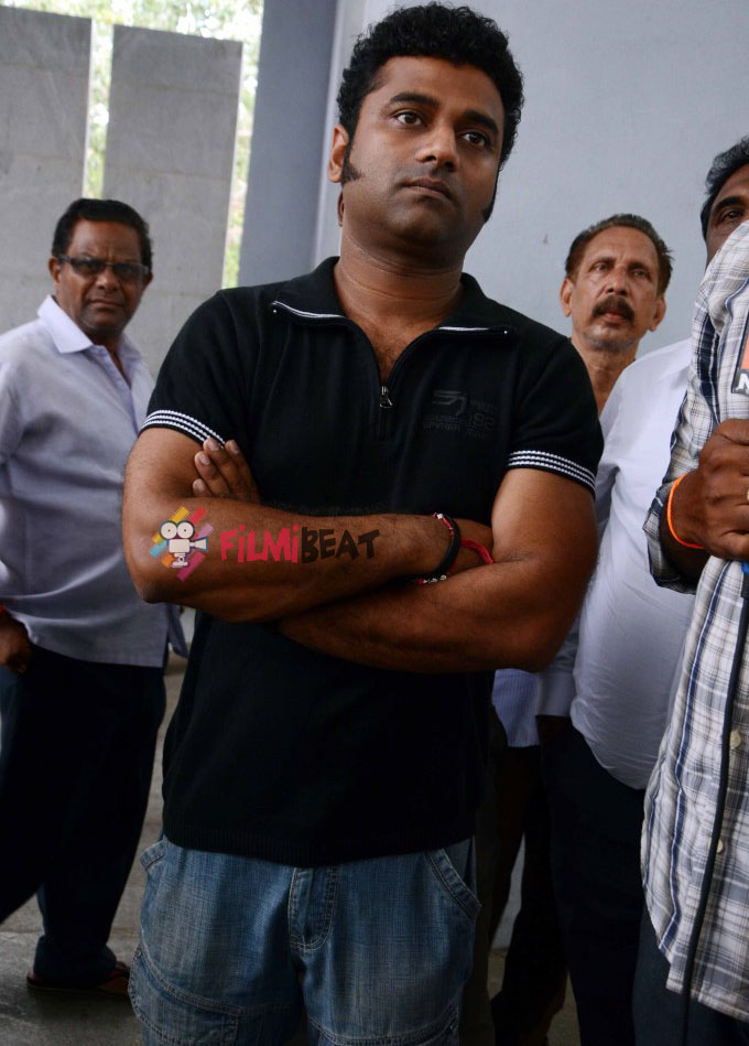 Telugu Director Bapu Funeral - Filmibeat
