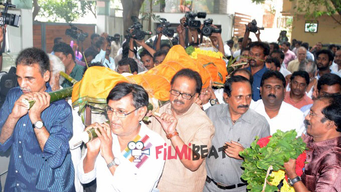 Telugu Director Bapu Funeral - Filmibeat