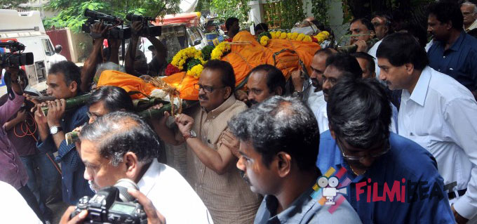 Telugu Director Bapu Funeral - Filmibeat