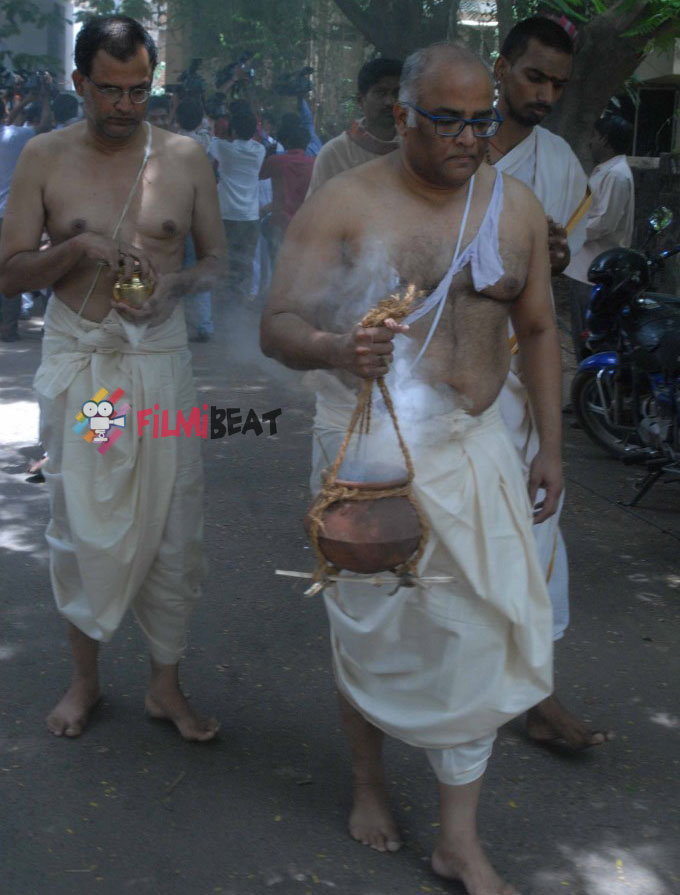 Telugu Director Bapu Funeral - Filmibeat