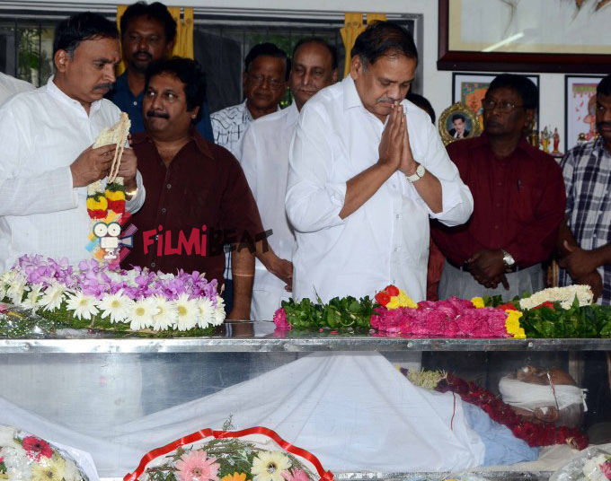 Telugu Director Bapu Funeral - Filmibeat