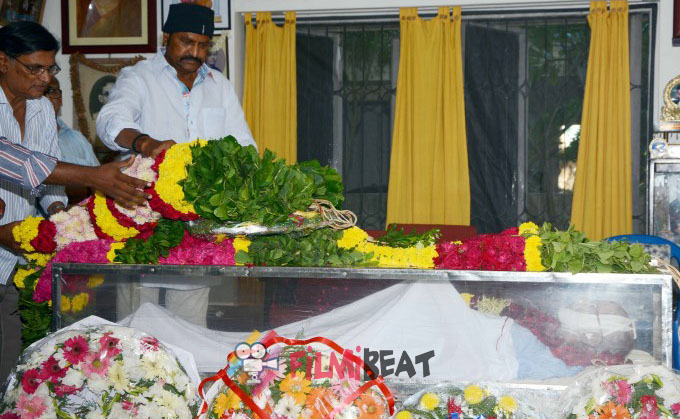 Telugu Director Bapu Funeral - Filmibeat